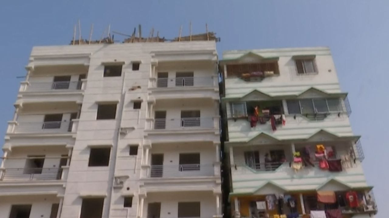Tangra Flat Tilt: এবার ট্যাংরা! হেলে গেল বহুতল - Bengali News | In ...