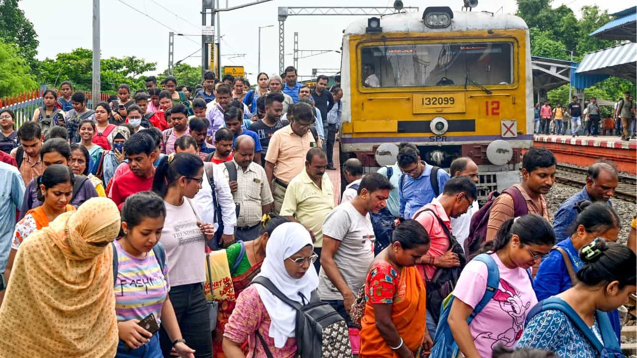 Local Train: বাতিলের খবর ছিল না, তাও দমদমে লাইন দিয়ে দাঁড়িয়ে গেল ...