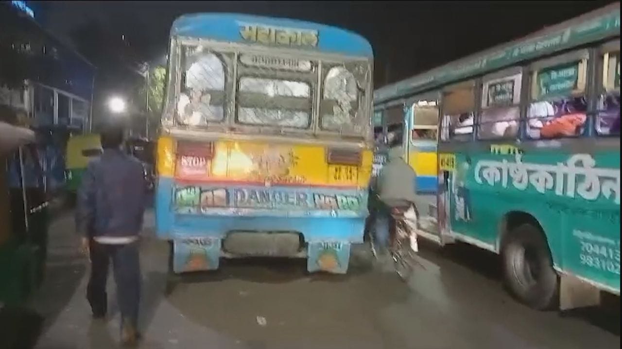 Kolkata: কন্ডাক্টরকে বাঁচাতে যাত্রীবোঝাই বাসকেই অ্যাম্বুল্যান্স বানালেন ...
