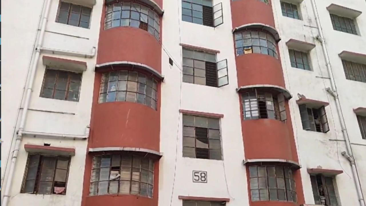 Durgapur: আবাসনের লিফটের তার ছিঁড়ে আহত সেনা জওয়ান, বিক্ষোভ - Bengali ...