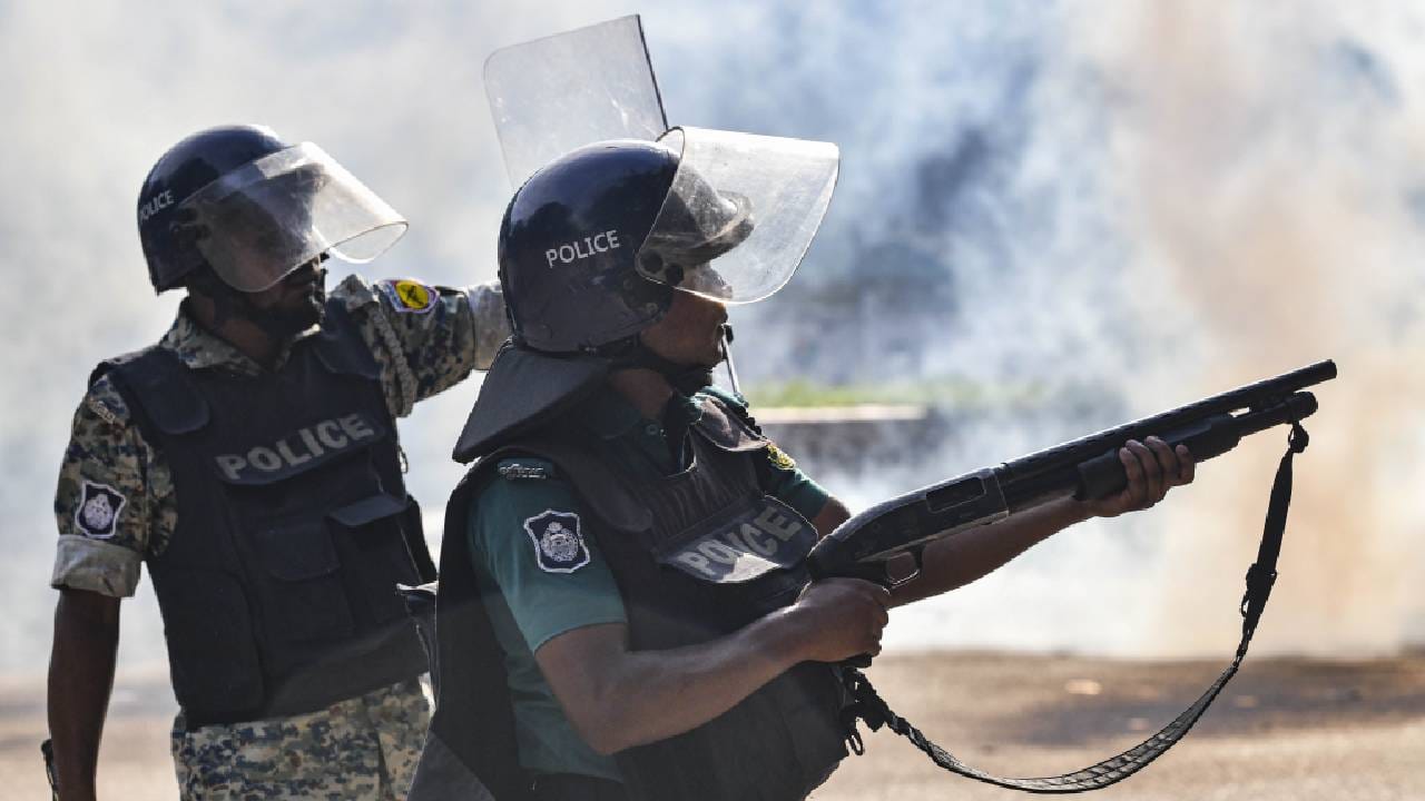 Bangladesh: বাংলাদেশে পুলিশের এবার নয়া অভিযান! হাতে লাঠিসোঁটা, বন্দুক ...