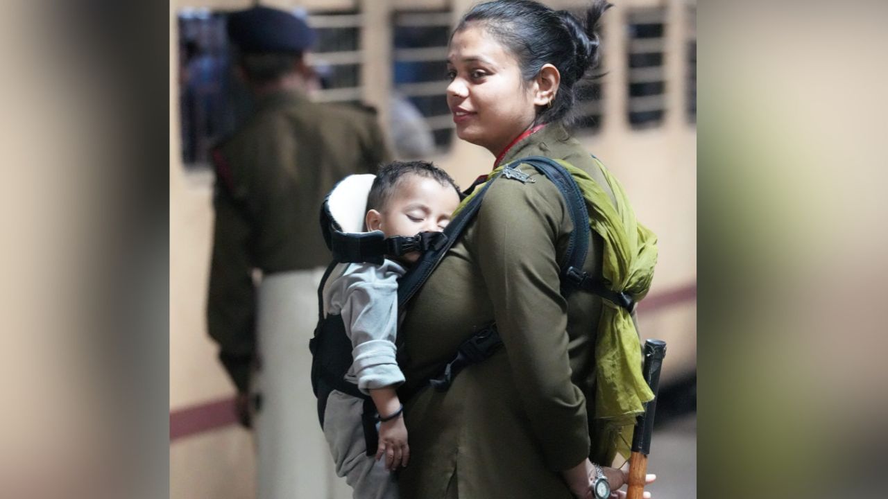 Viral RPF Constable: ছেলেকে বুকে আগলে ডিউটিতে! কেন স্বামী রাখতে পারেন না সন্তানকে, নেটিজেনদের ...