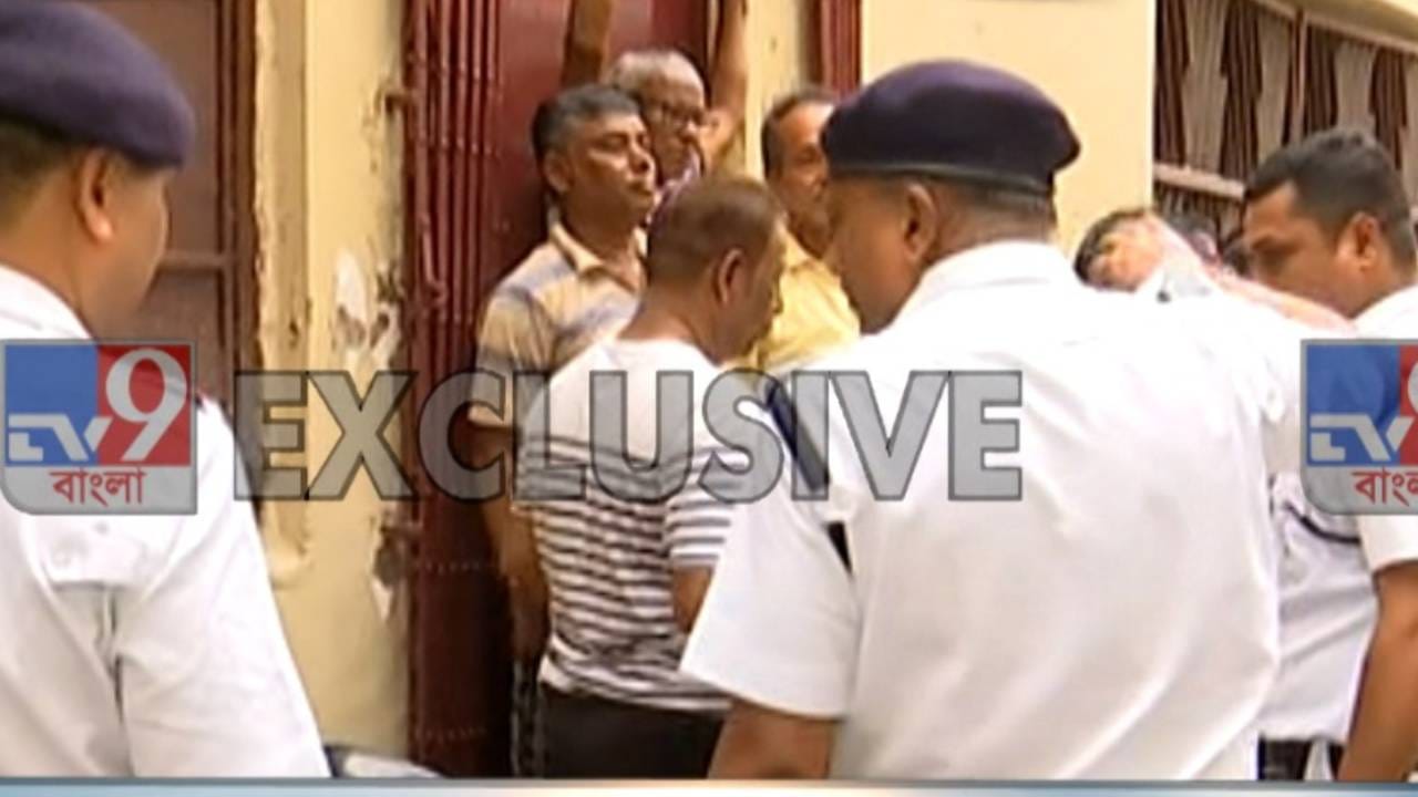 Murder in Kolkata: ট্যাংরায় হাড়হিম করা কাণ্ড! ঘরে পড়ে দুই স্ত্রী-সহ কিশোরীর দেহ, পুলিশ ধরল ...
