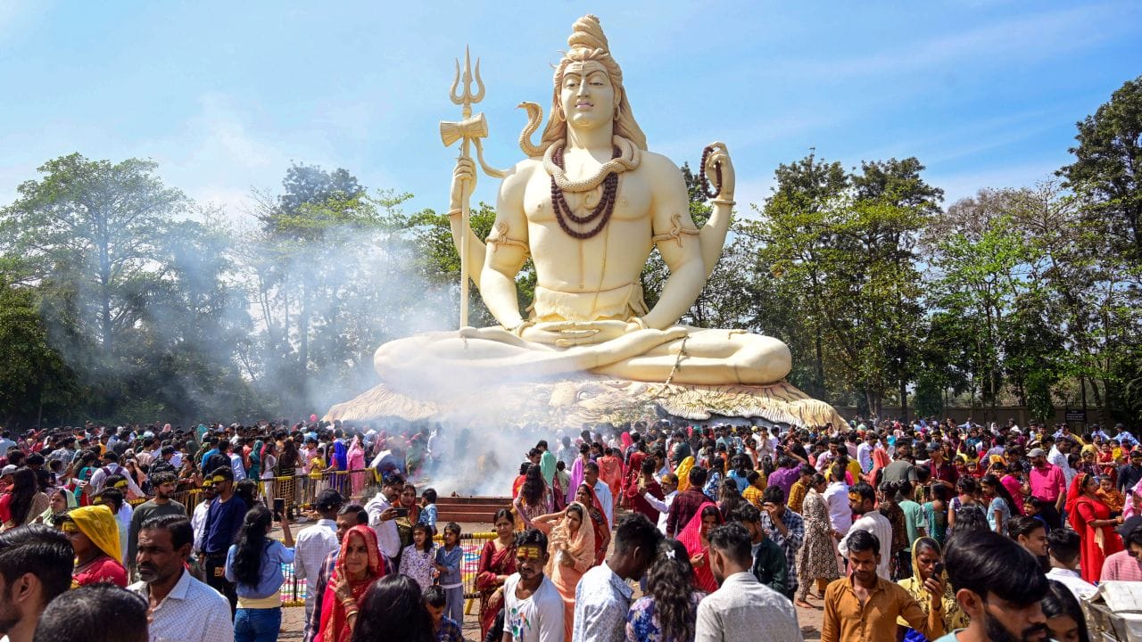 Maha Shivratri 2025: এই রঙের পোশাক পরলেই খুশি হন মহাদেব, বাবার মাথায় ...