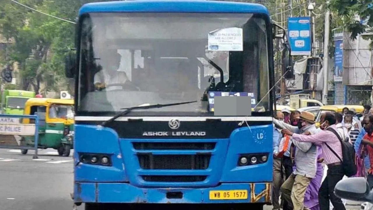 Bus: অফিস টাইমে বাসে ঠাসা ভিড়, আচমকাই হইহই, বাসের জানালা থেকে লাফিয়ে ...