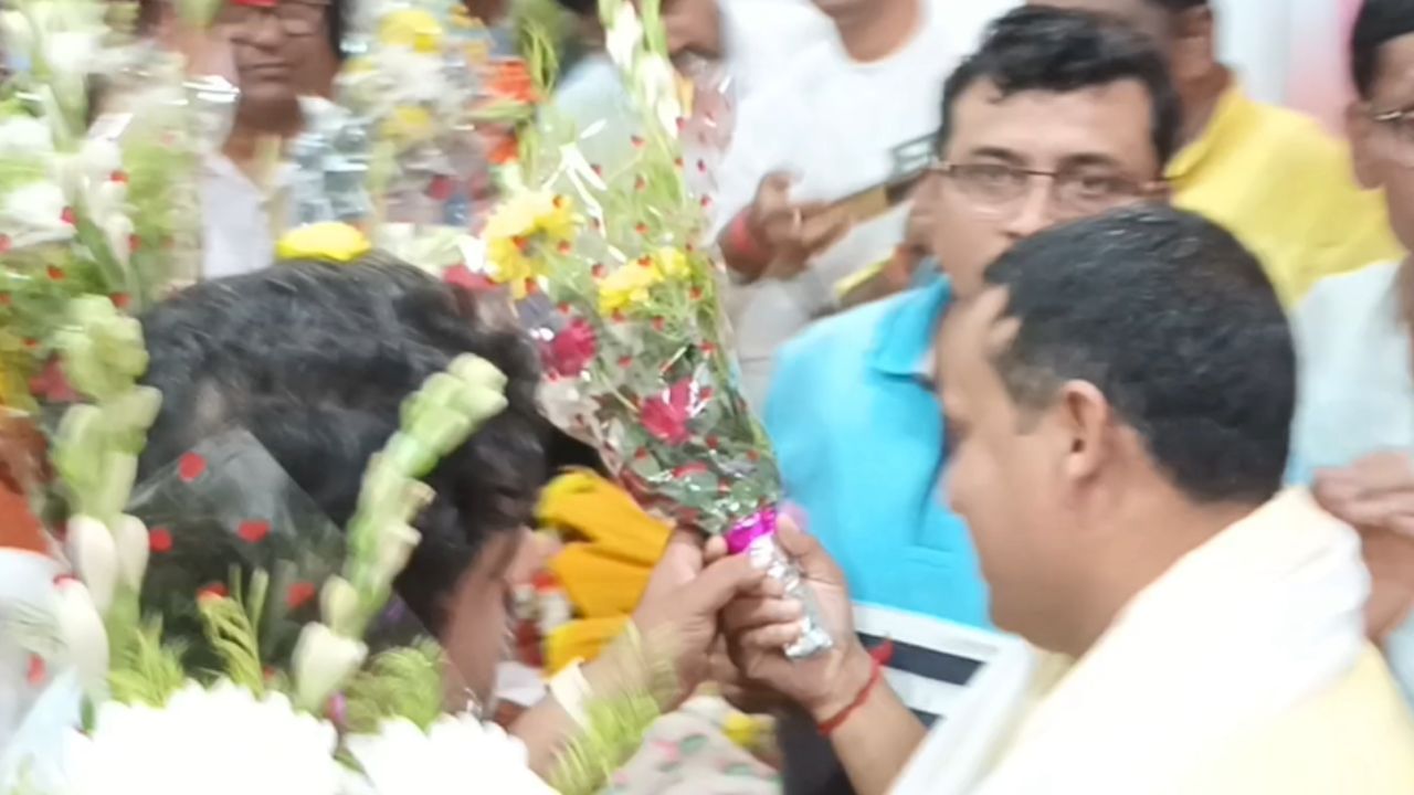 BJP: যাকে 'দুর্নীতিবাজ' বলে ঘেরাও করতে গিয়েছিলেন, তাঁকেই ফুল দিলেন বিজেপি নেতা - Bengali News ...