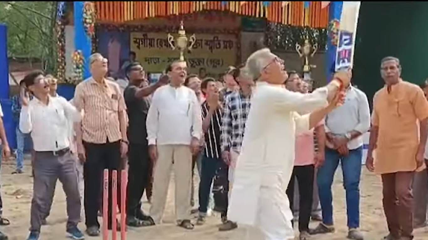 Dilip Ghosh: তন্ময়ের হাতে ব্যাট, প্রতিপক্ষ দিলীপ, দেখুন রাম-বামের ...