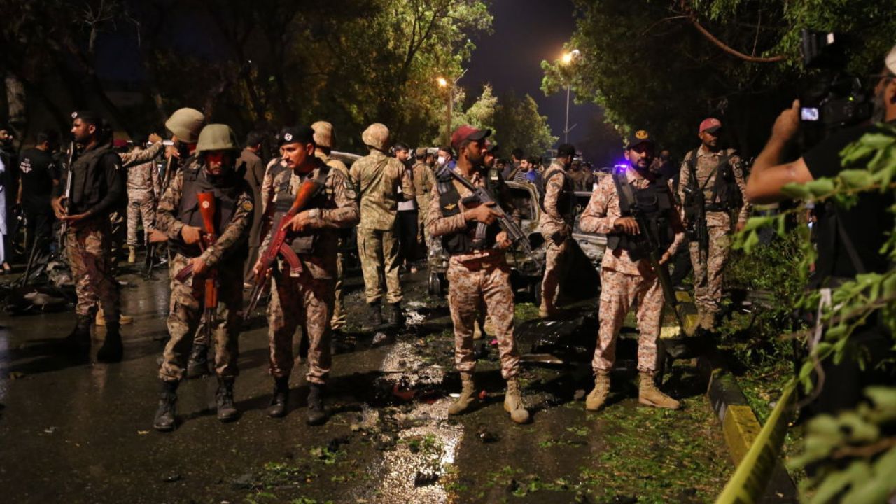 Pakistan Army Attack: ফাঁড়া কাটছে না, ফের হামলার শিকার পাক ফৌজ! উড়ে গেল কনভয়ের একের পর এক ...