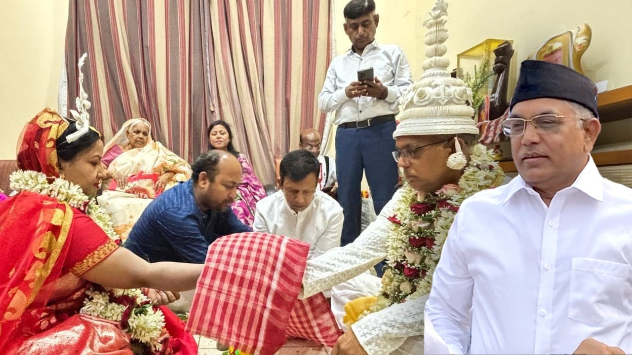 Dilip Ghosh: দিলীপের অবিশ্বাস্য 'টাইমিং', রাতের বদলে দিনে বিয়ে করে ...