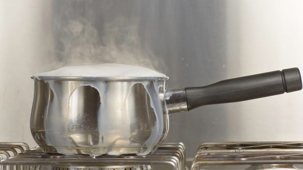 Milk: ঠিক কখন ফোটাবেন দুধ, প্যাকেটজাত দুগ্ধ ফোটানো উচিত নাকি নয় ...