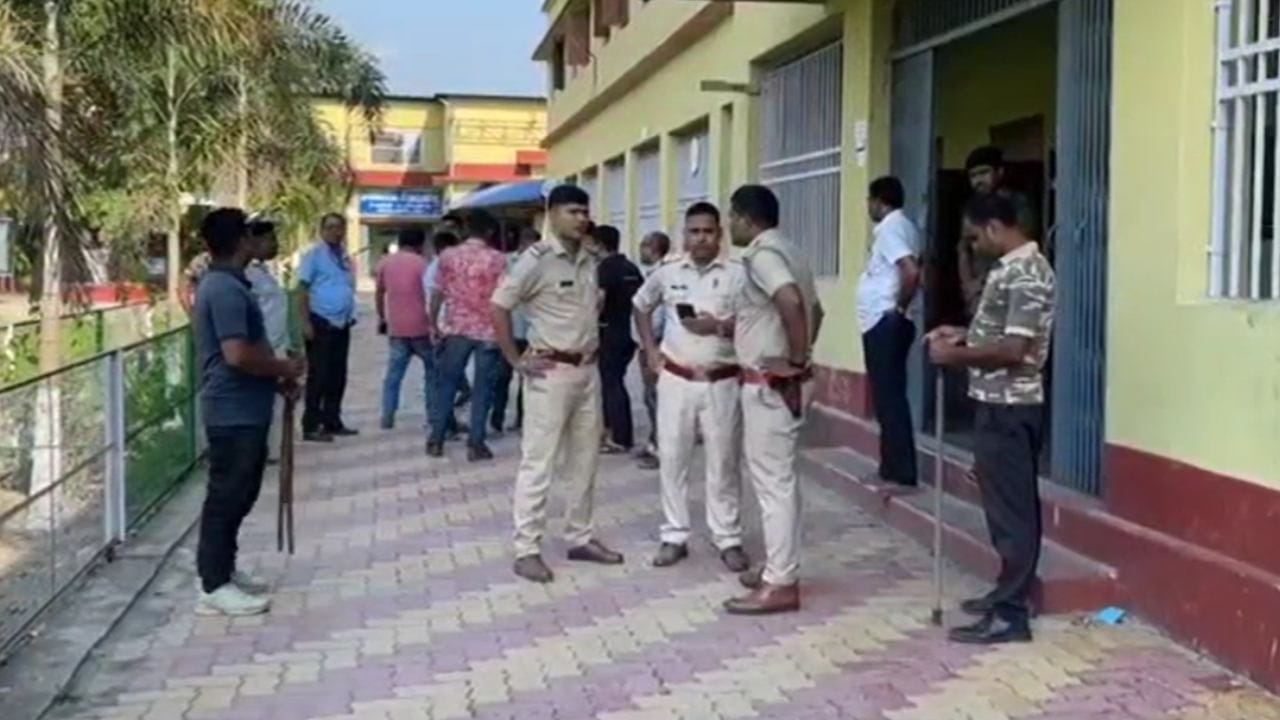 Dinhata: গোষ্ঠী সংঘর্ষে তপ্ত দিনহাটা কলেজ, মাথা ফাটল ছাত্রের - Bengali News | Clash between two ...