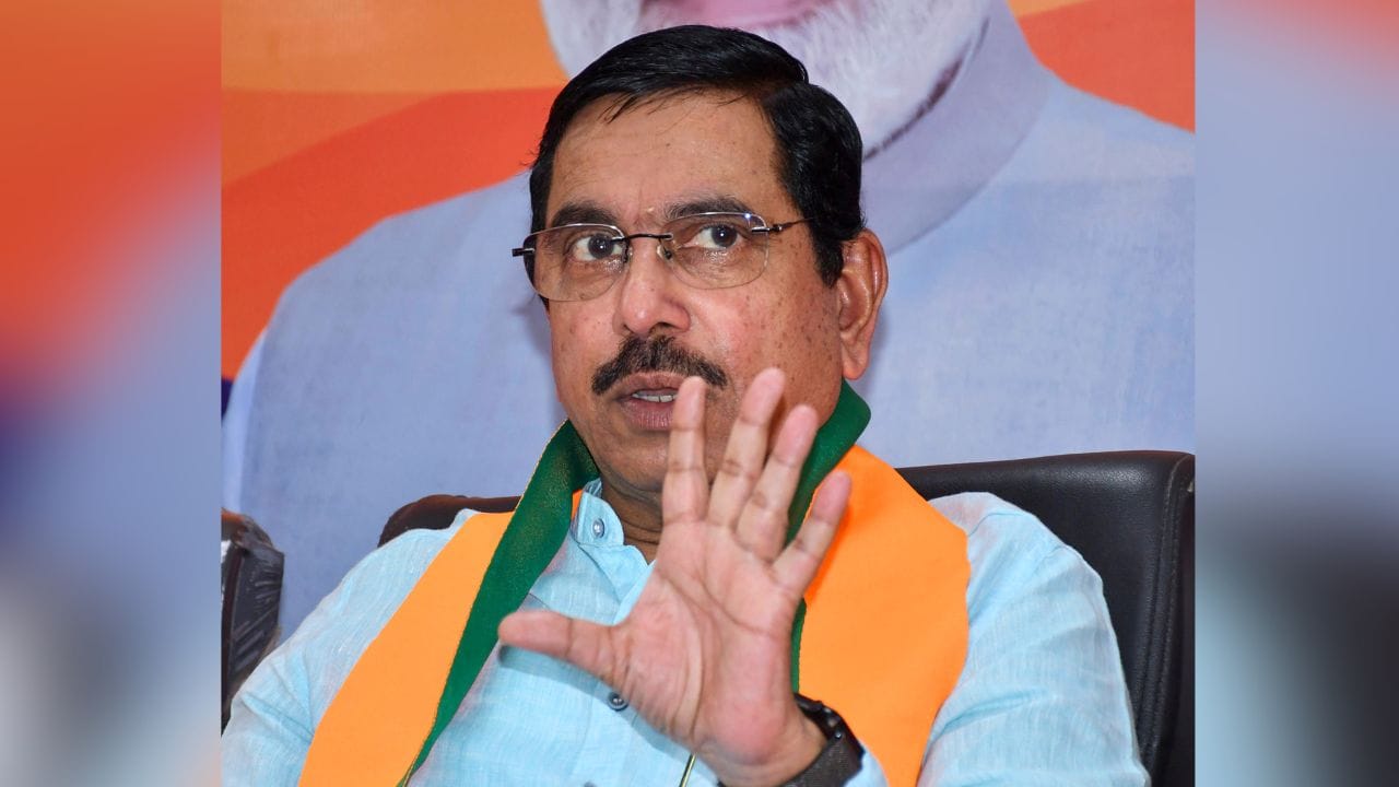 Pralhad Joshi: 'কংগ্রেসের মুখে গণতন্ত্র আর বাকস্বাধীনতা পরিহাসের বিষয় ...