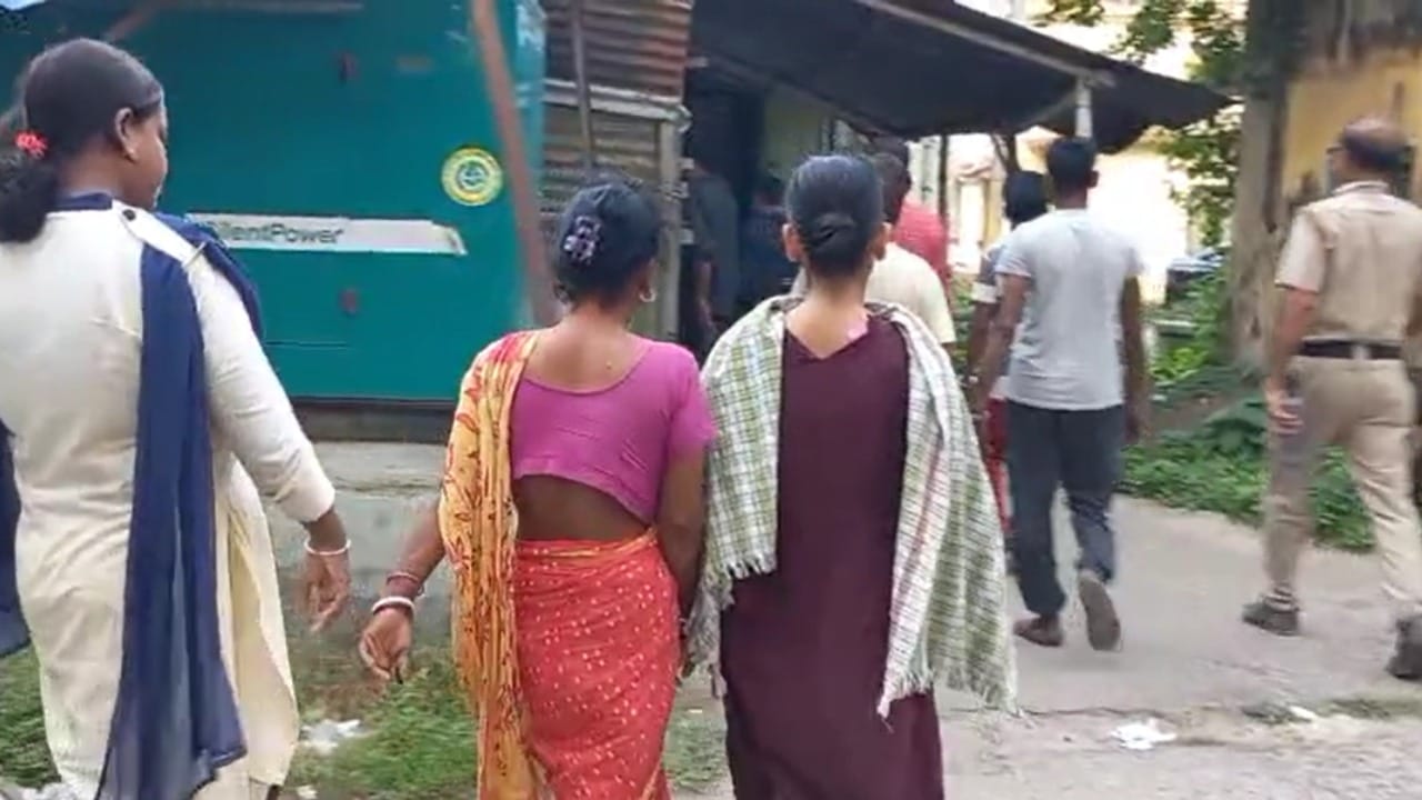 Kalna: খেয়াঘাটের পাশে ঘোরাঘুরি করতে দেখে সন্দেহ হয়েছিল, যুবতীকে ডেকে ...