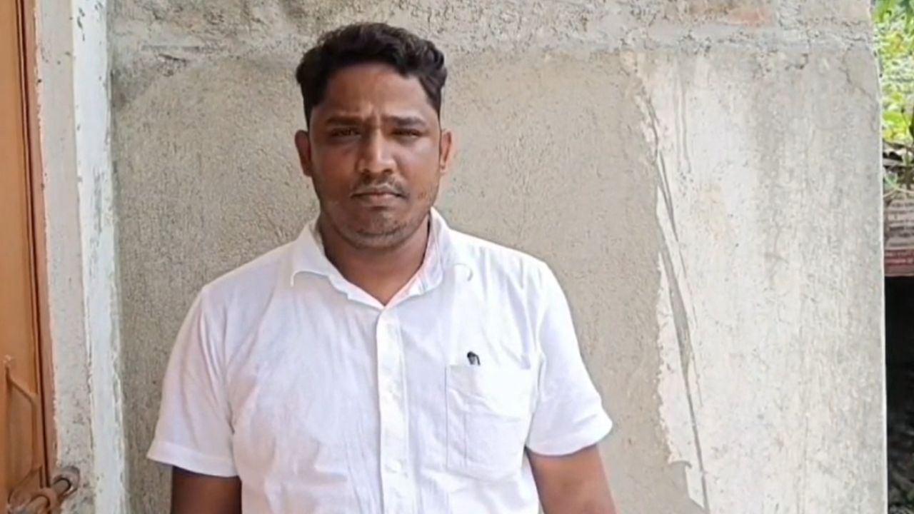 Malda: তোলা না দেওয়ায় ব্যবসায়ীকে মারতে মারতে নিয়ে যাচ্ছে দুষ্কৃতীরা, হাঁ করে দেখছে লোকজন ...