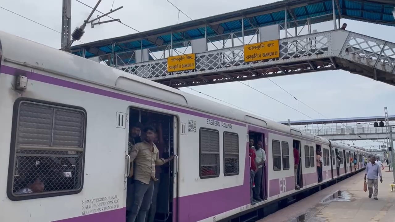 Dankuni: বর্ধমান লোকালটা ঢুকতেই ওভারব্রিজ থেকে আচমকা মরণঝাঁপ ...