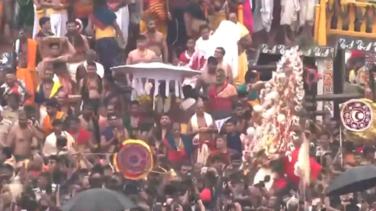 Puri Ratha Yatra: পুরীতে এবার অশনী সঙ্কেত! বলরাম-সুভদ্রার রথ এগল ...