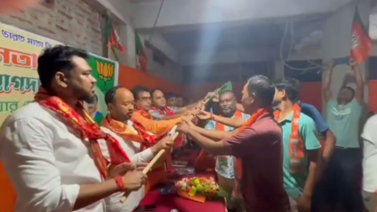 BJP and TMC: একুশে জুলাইয়ের আগে বড় ধাক্কা খেল তৃণমূল - Bengali News | Many people left tmc and ...