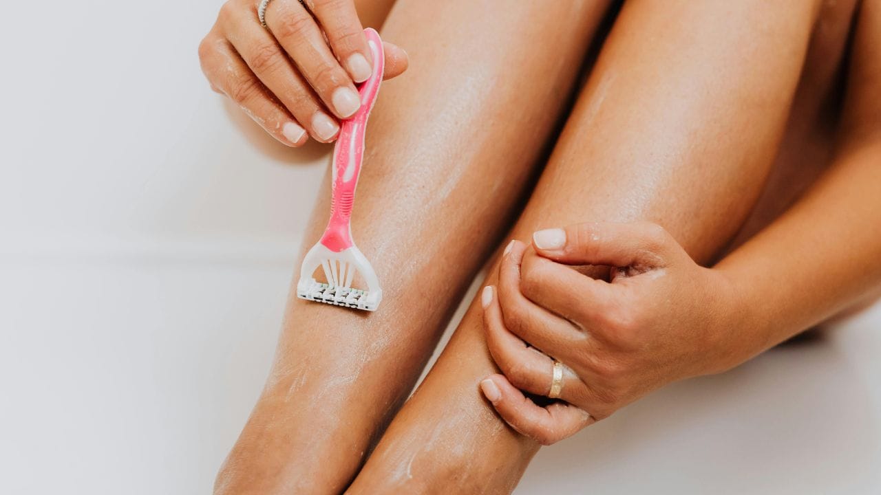 Razor Use Tips: ত্বকে রেজ়ার ছোঁয়ালেই কি খসখসে হয়ে যায়? এই ৫ নিয়ম ...