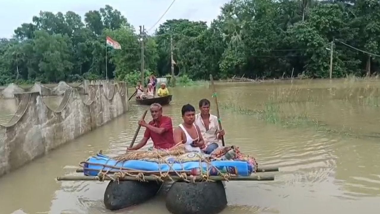 Ghatal: পুত্রদের কাঁধে চেপে নয়, জলযন্ত্রণার ঘাটালে ডিঙিতে শ্মশান যাত্রা - Bengali News | Dead ...