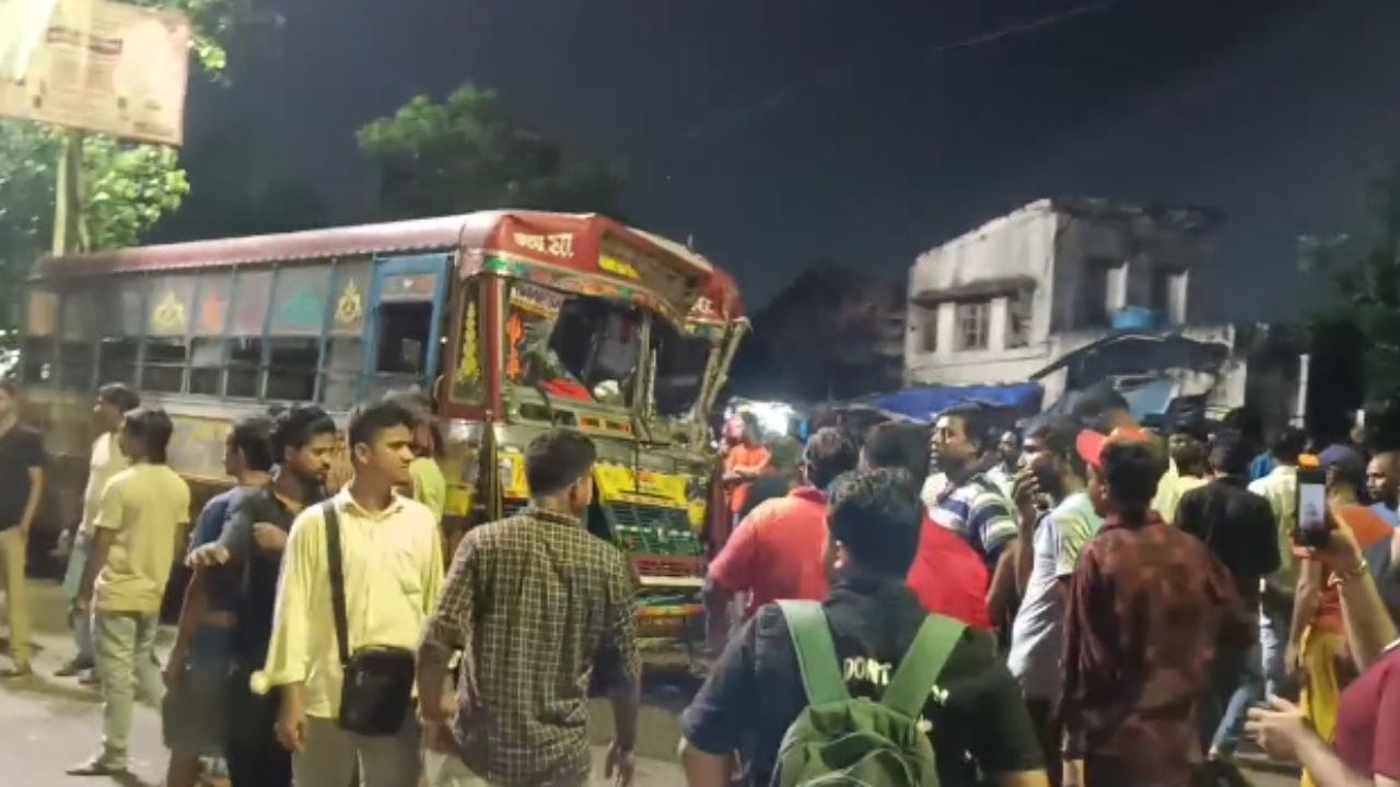 Howrah Accident: ভর সন্ধ্যায় হাওড়ায় বাস দুর্ঘটনা, তড়িঘড়ি হাসপাতালে নিয়ে যাওয়া হল আহতদের ...