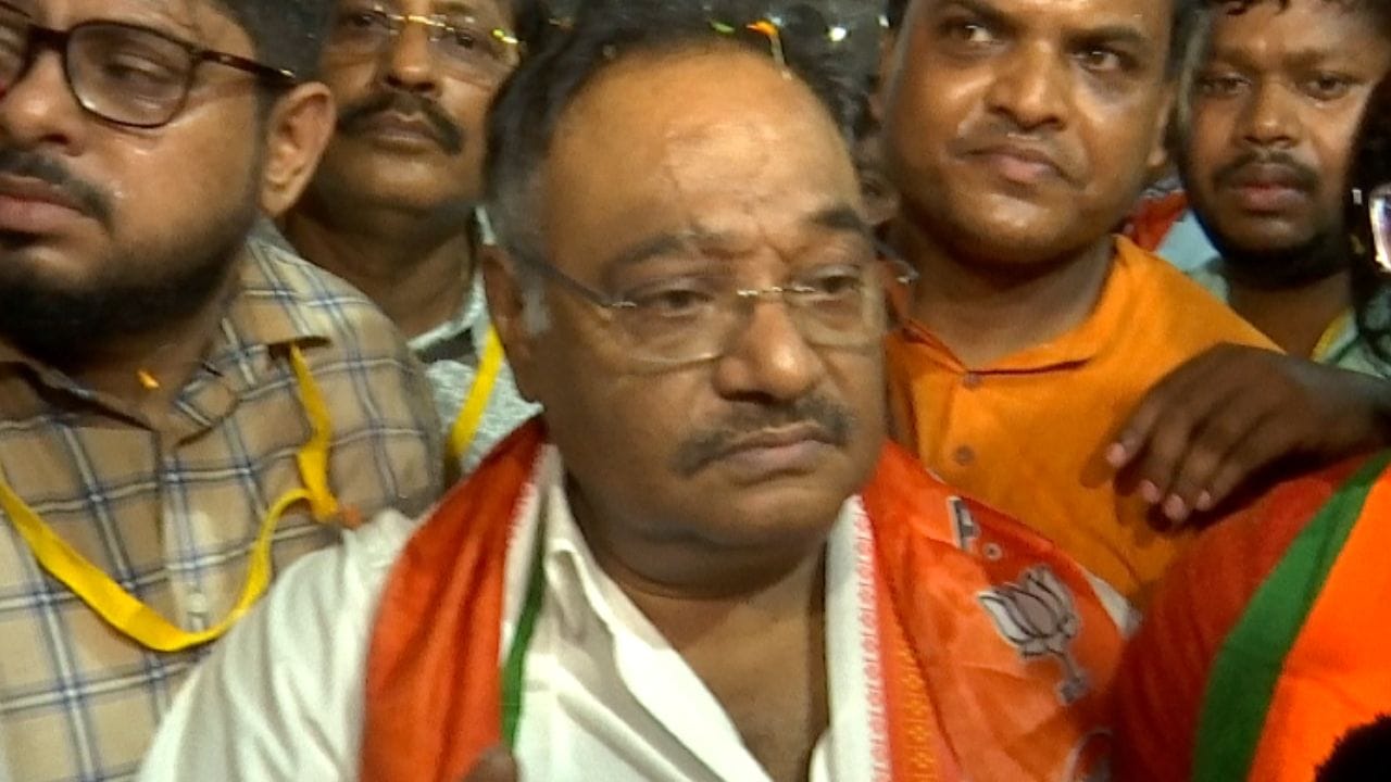 Shamik Bhattacharya: 'যার হাতে পতাকা, সেই বিজেপি', নতুন-পুরনো ভেদ ...