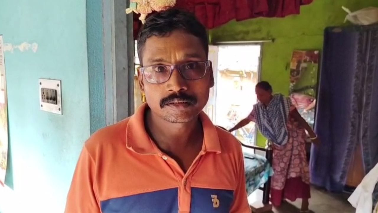 Chinsurah: রাত হলেই আসছে ওরা, সদর দরজা বন্ধ থাকলেও রোজ একই ঘটনা ...