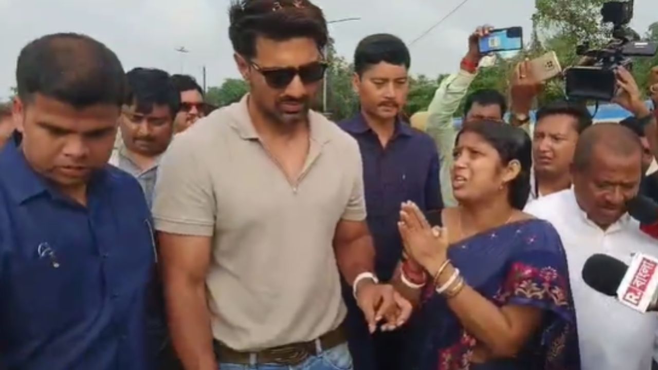 DEV: 'আমার মেয়েকে খুঁজে দিন', দেবকে দেখেই হাতজোড় করে বললেন এক মা - Bengali News | DEV: one ...