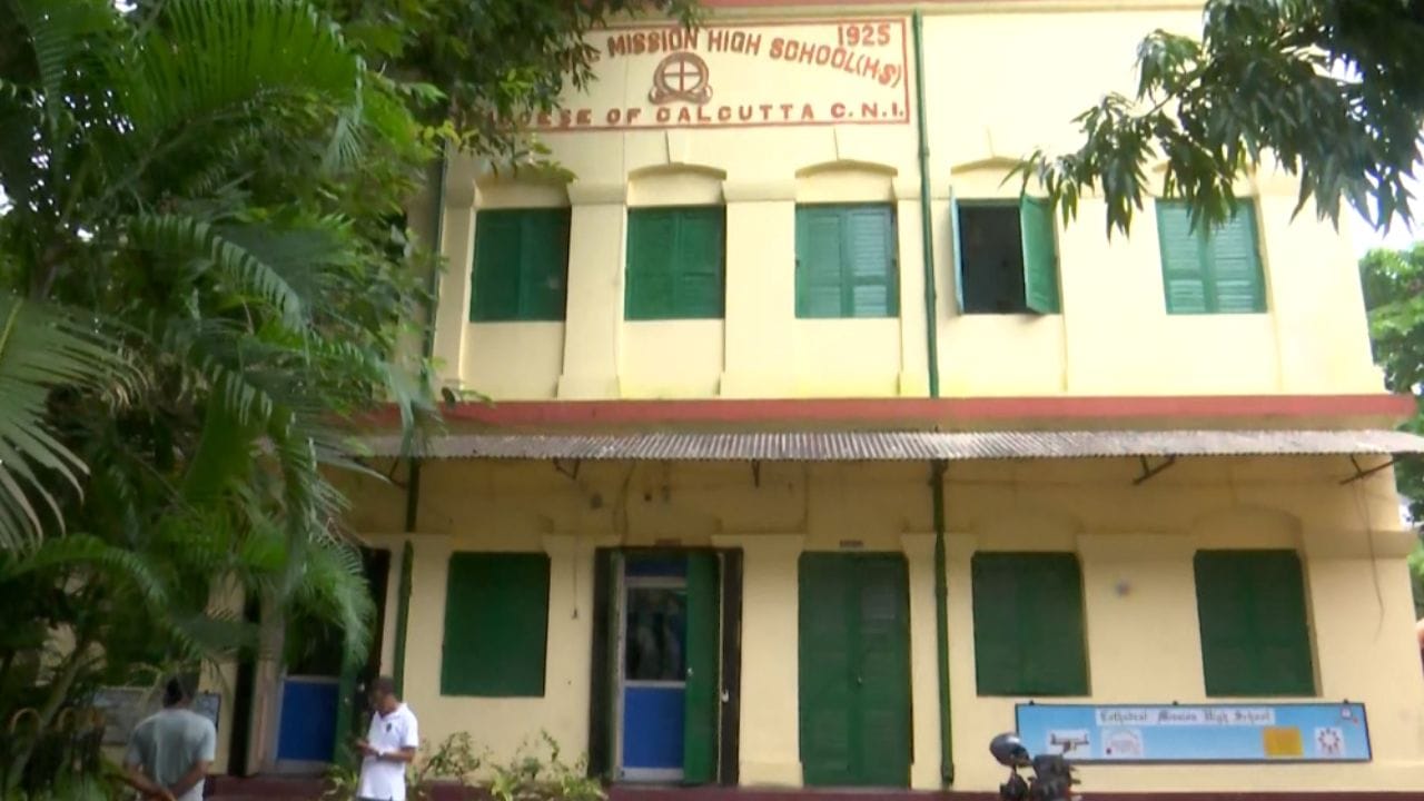 Bhowanipore: স্কুলের দেওয়ালে হাত দিলেই শক খাচ্ছে পড়ুয়ারা, ভবানীপুরে ...