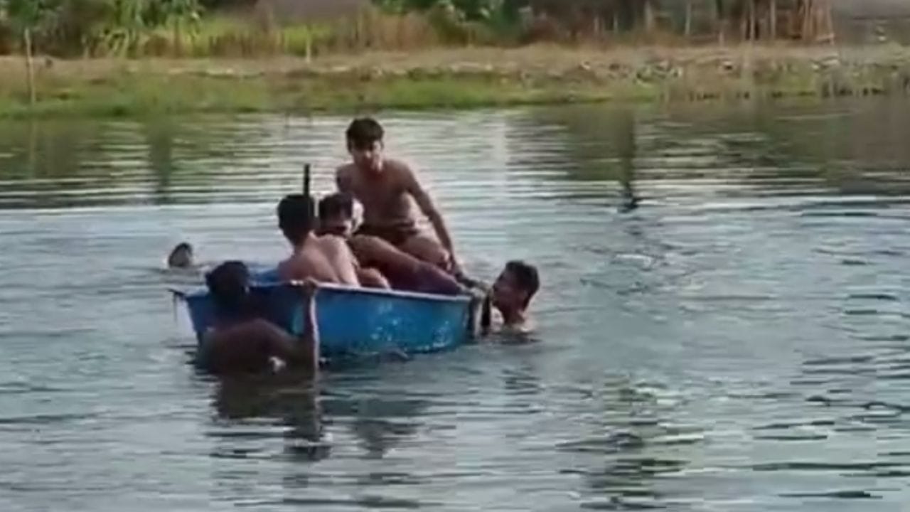 Katwa: আচমকা পুকুরে উল্টে গেল নৌকা, ডুবে গেলে শিক্ষক ও ছাত্র | 2 person ...