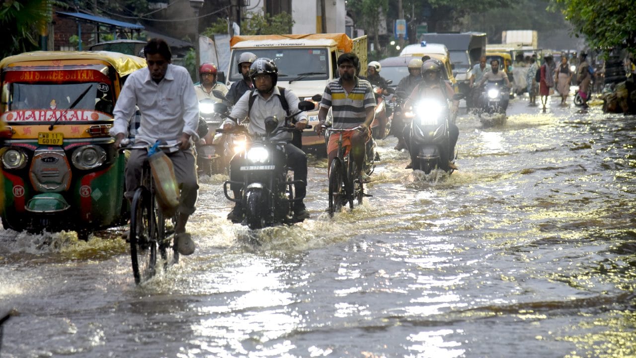 Weather Update: ঘূর্ণাবর্ত ভোলবদলে এবার নিম্নচাপ! ৮ জেলায় কমলা সতর্কতা জারি আবহাওয়া দফতরের ...