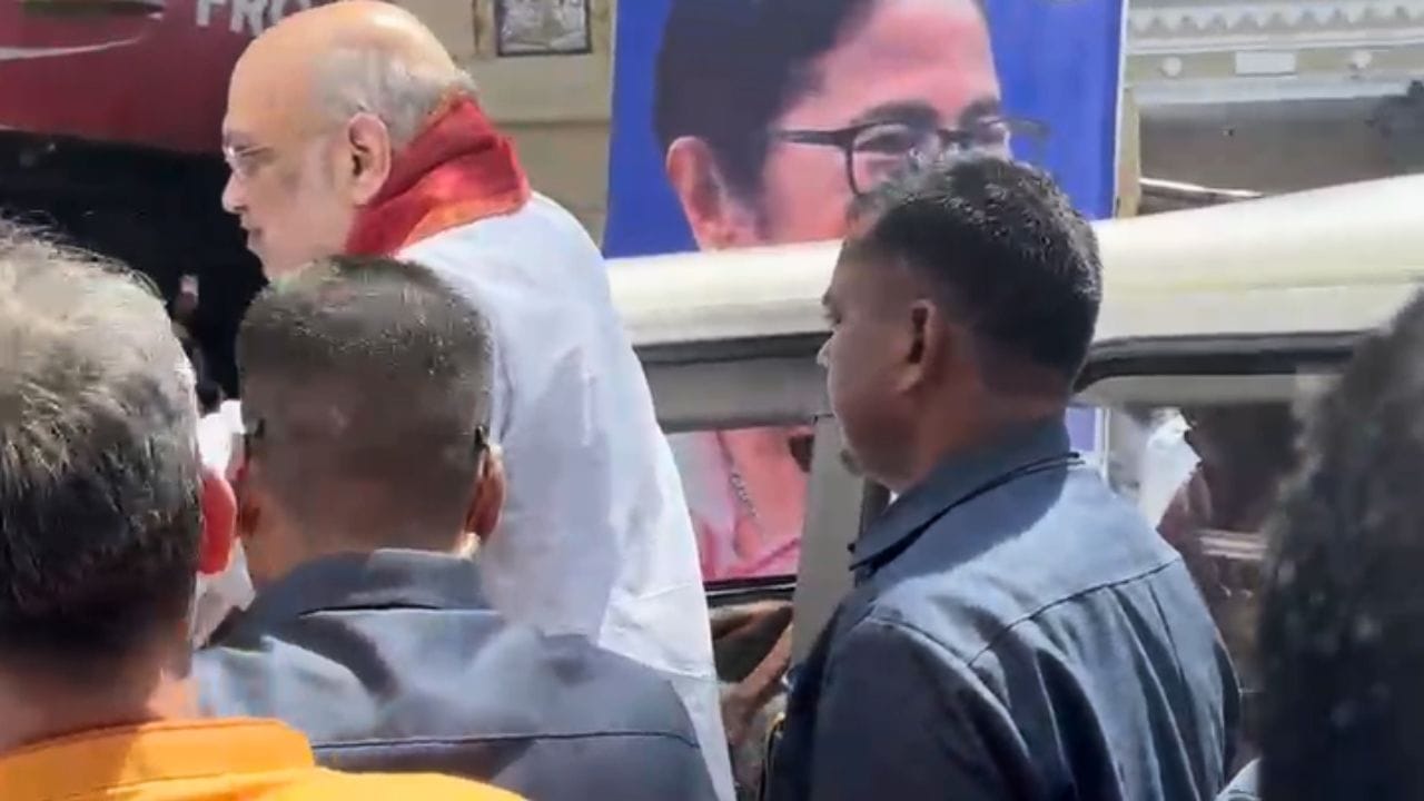 Amit Shah in Kalighat: মমতার ব্যানারে ঢাকা কালীঘাট, পাশ দিয়েই হেঁটে ...