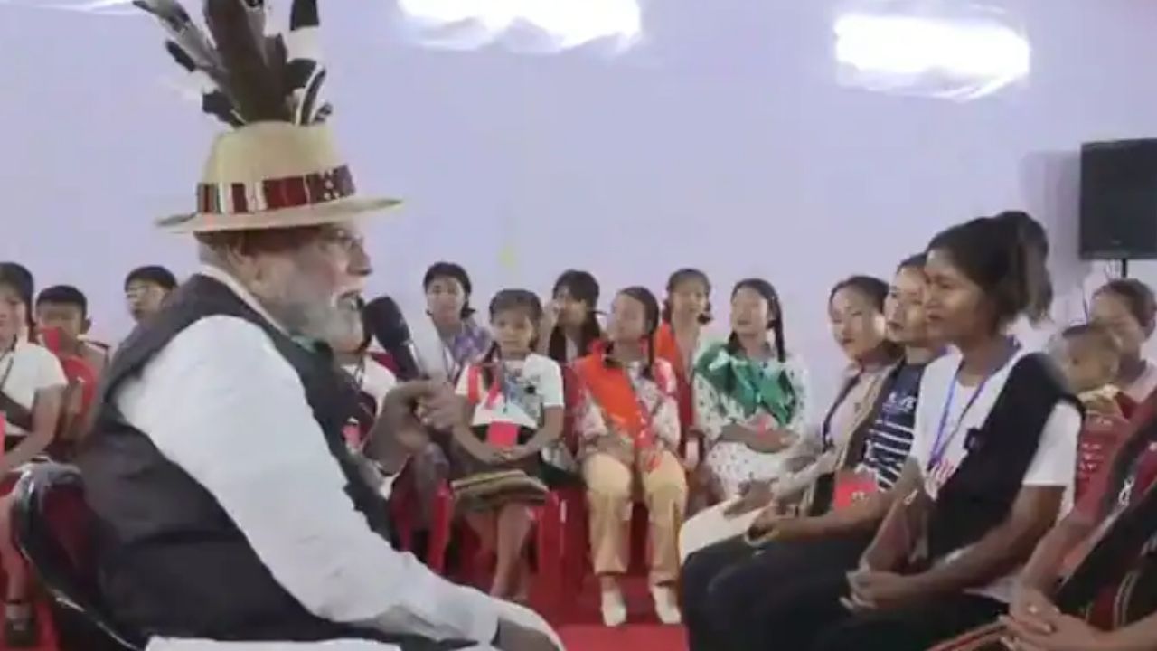 PM Modi in Manipur: মণিপুরে হিংসার মূলকেন্দ্রে প্রধানমন্ত্রী মোদী, মুখোমুখি বসে শুনলেন দুঃখ ...