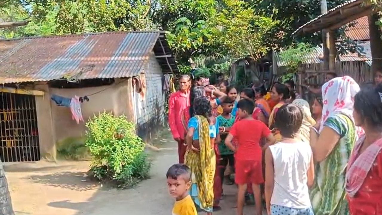 Nadia: মাকে কুড়ুল দিয়ে 'কোপ', পরে থানায় আত্মসমর্পণ ছেলের - Bengali ...