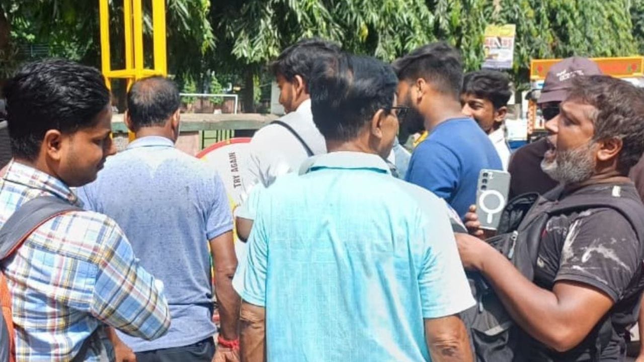 Pujoy Pulse 2025: আরে আবার এসে পুজোয় পালস, ক্যান্টর দেখেই হইহই করে ছুটে এলেন লোকজন - Bengali ...