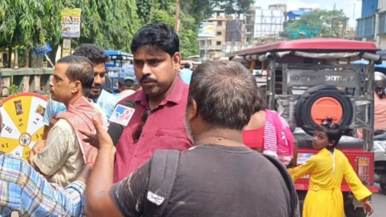 Pujoy Pulse 2025: আরে আবার এসে পুজোয় পালস, ক্যান্টর দেখেই হইহই করে ছুটে এলেন লোকজন - Bengali ...