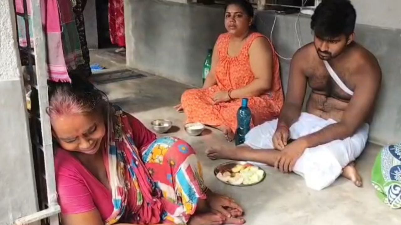 Diamond Harbour: পোলট্রি ফার্মে মদের আসর বসিয়েছেন দুই বেয়াই, ২ পেগ খেতেই মৃত্যুর কোলে ঢলে ...