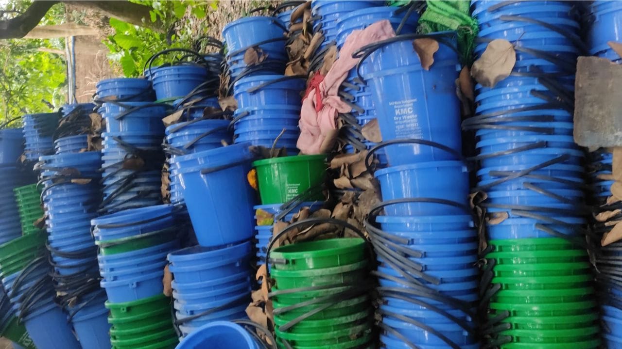 Kolkata Municipal Bucket Recovery: এবার 'বালতি চুরি', বেহালায় জমি থেকে ...